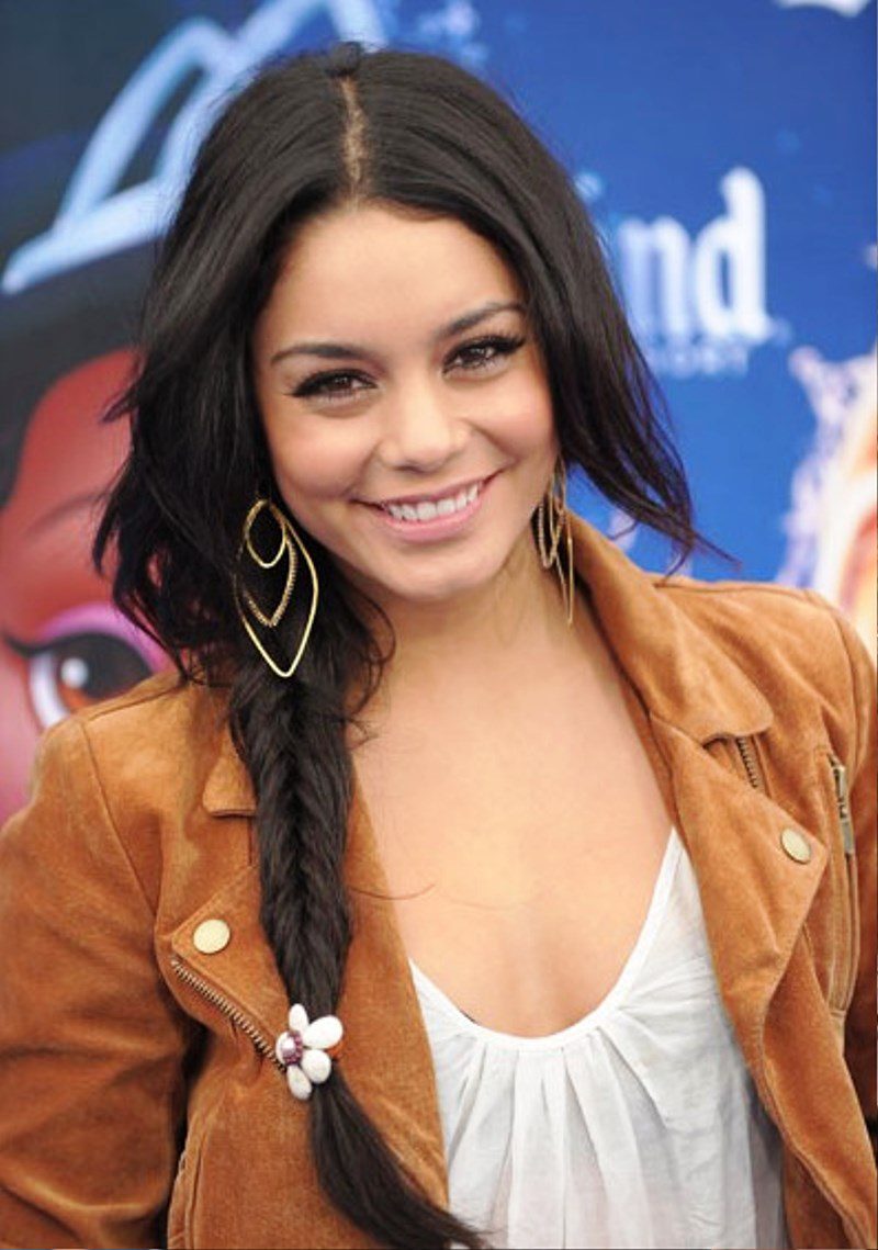 Loose French Braid With Sideway Twist Hairstyles Ideas - Loose French ...