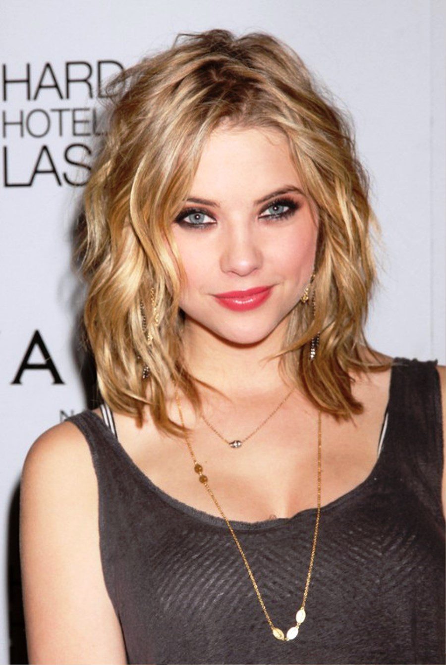 Medium Messy Wavy Hairstyle For Women